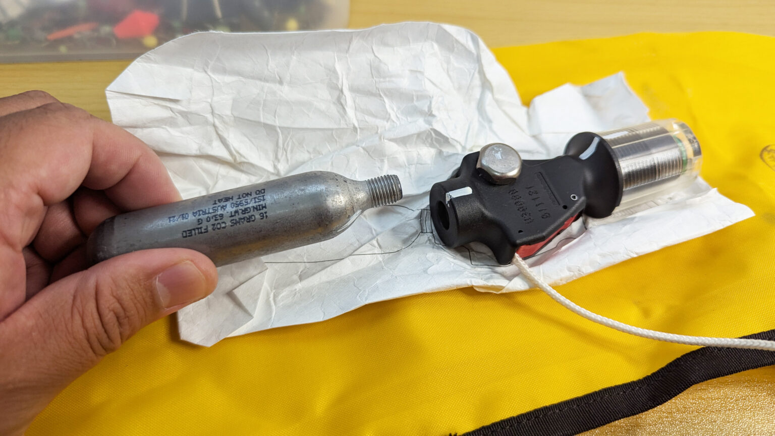 DAIWA製ライフジャケットのボンベ交換作業（DF-2709）｜ふっつのひと